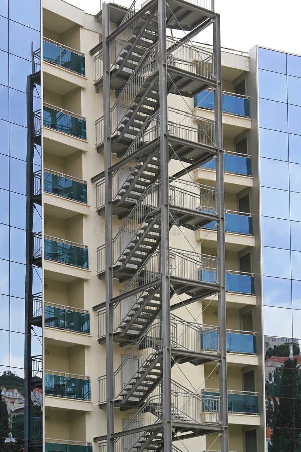 Escadaria Do Escape De Fogo Foto de Stock - Imagem de incêndio, fuga ...