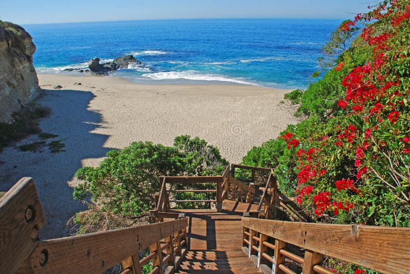 Escadaria Para Apresentar a Praia Da Rocha, Laguna Beach, CA Imagem de ...