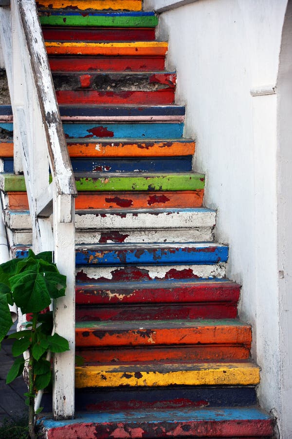 Escadas coloridas foto de stock. Imagem de colorido, parede - 65738988