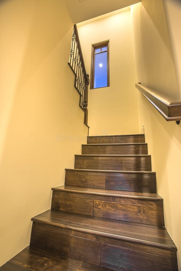 Escadas De Madeira Dentro Da Casa Imagem de Stock - Imagem de balustro ...