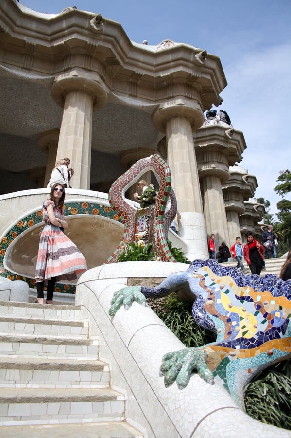 Escadas E Gecko No Guell Do Parque Foto Editorial - Imagem de estilo ...