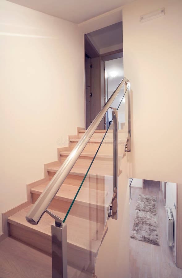 Escadas grandes da casa foto de stock. Imagem de teto - 23820818