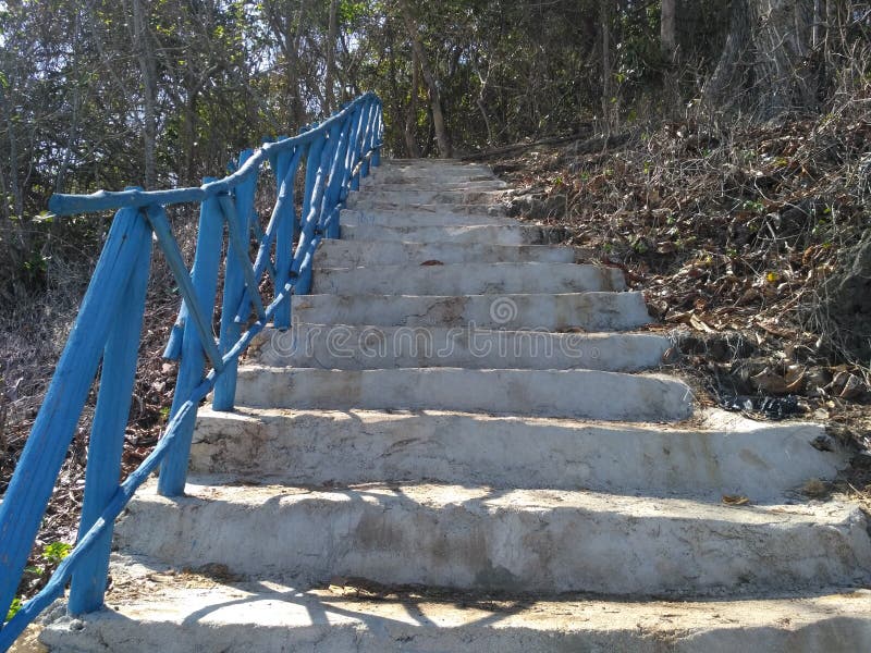 Escadas quebradas imagem de stock. Imagem de ferro, neve - 229282507