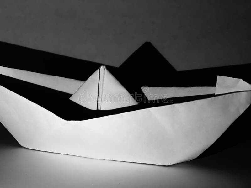 Escala De Cinza De Um Navio De Papel Foto de Stock - Imagem de papel, fundo: 264888018