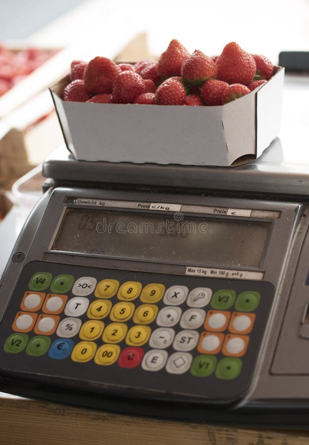 Escala para pesar el peso imagen de archivo. Imagen de instituto ...