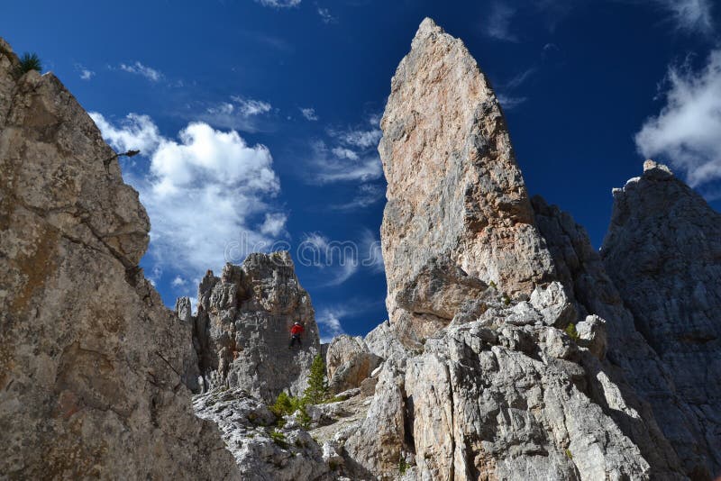 Escalada En Cinque Torri Dolomites Imagen de archivo - Imagen de ...