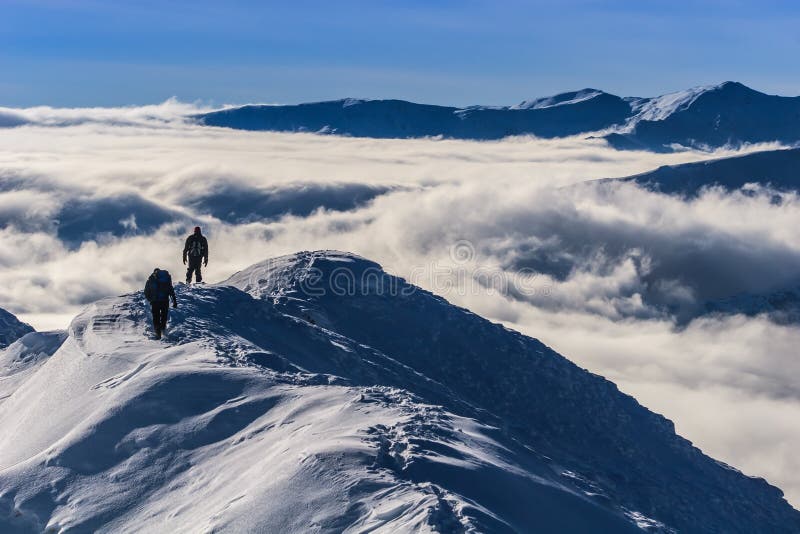 Escalader La Montagne En Hiver Image stock - Image du aventure ...