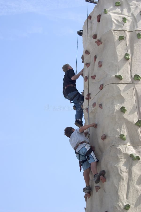 Escalader Un Mur Faux De Roche Image stock - Image of hommes, gens: 448247