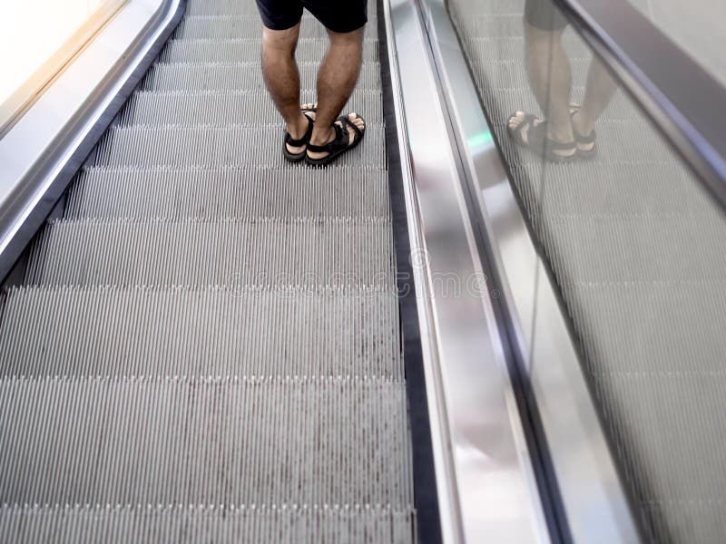 Les Escalators Courts Dans Un Parking Image stock - Image du publique ...