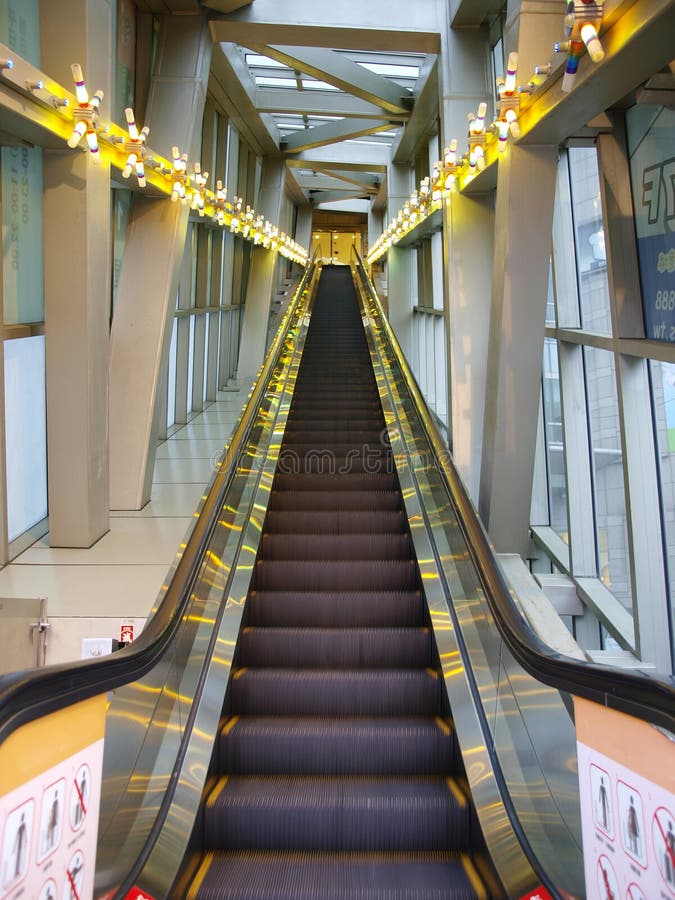 Escalator in Department Store Stock Image - Image of centre, busy: 10982107