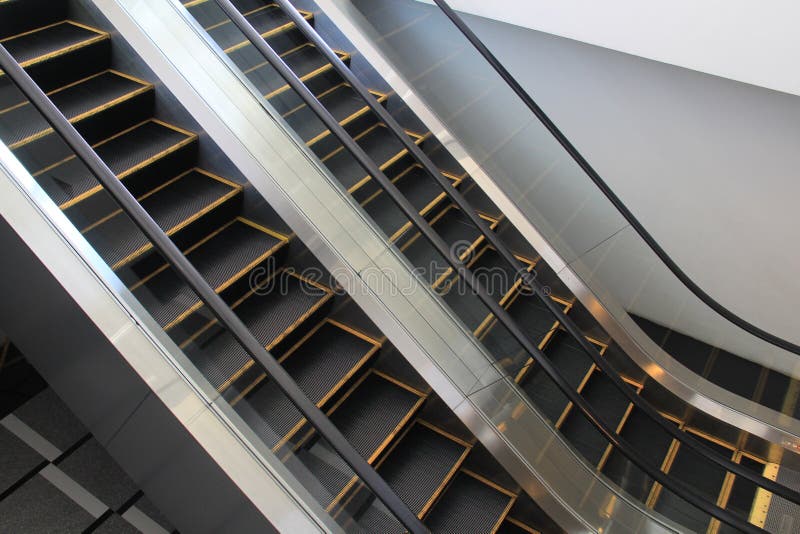Escalators foto de archivo. Imagen de motor, edificio - 40946868