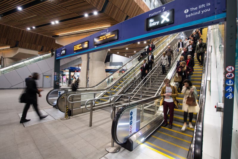 Escalators at London Bridge Station Editorial Image - Image of ...