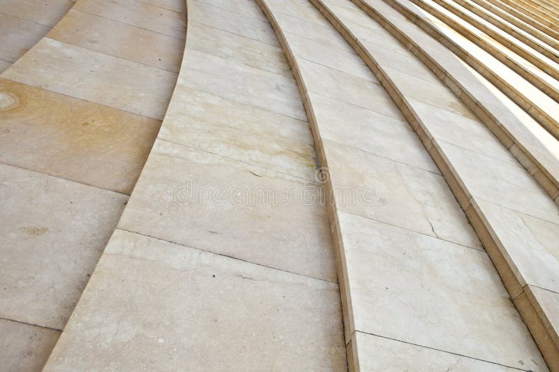 Luz Y Sombras En Columnas Modernas En Diagonal Foto de archivo - Imagen ...