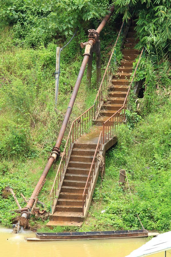 Escalera al río. foto de archivo. Imagen de cubo, paso - 33330622