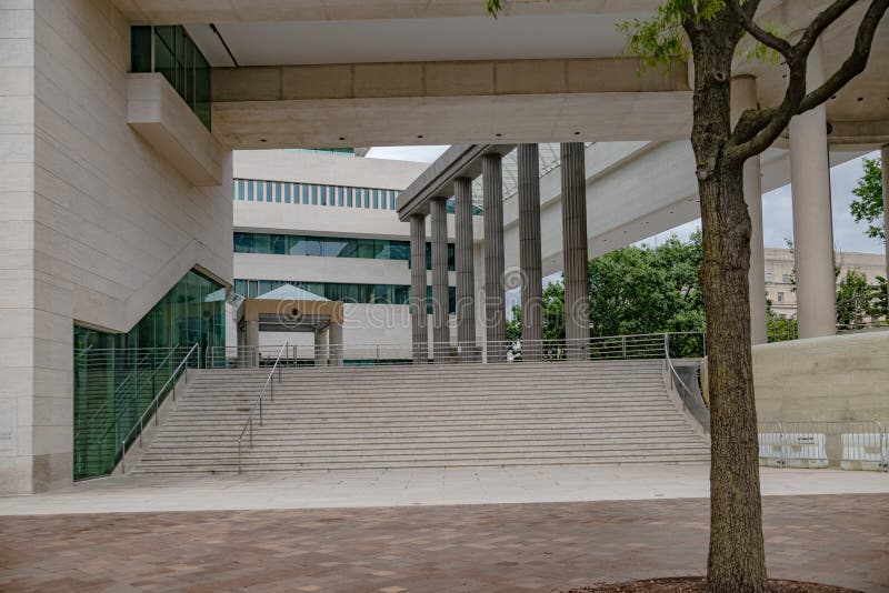 Escalera De Granito Con Escalones De Piedra En Un Edificio Con Columnas ...