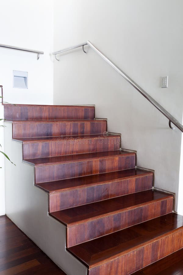Escalera De Madera Moderna Lujosa En Casa Moderna Imagen de archivo ...