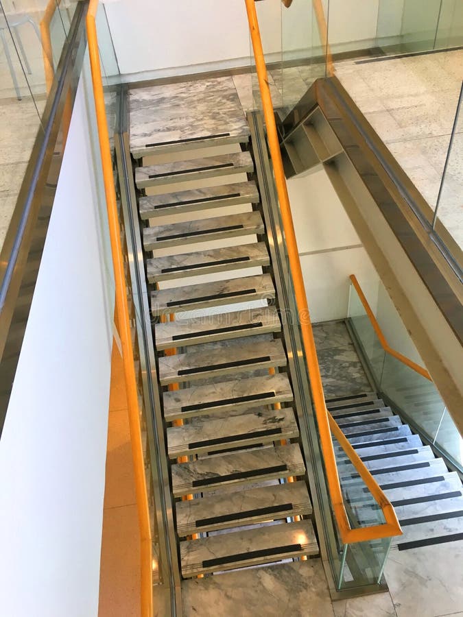 Escaleras De La Seguridad En Dentro Un Edificio Concepto De La ...