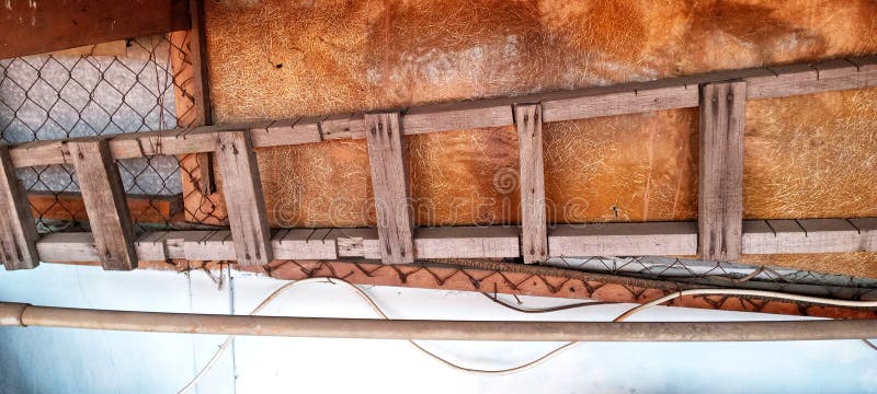 Escaleras De Madera Colgadas En La Pared Imagen de archivo - Imagen de ...