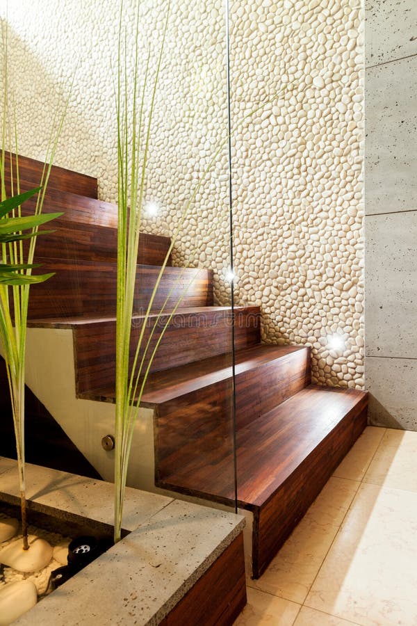 Escaleras De Madera En El Apartamento De Lujo Imagen de archivo ...