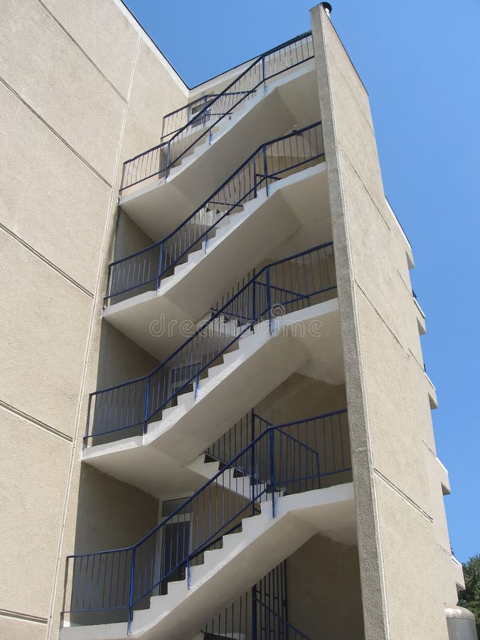 Escaleras Exteriores De Un Nuevo Edificio Imagen de archivo - Imagen de ...