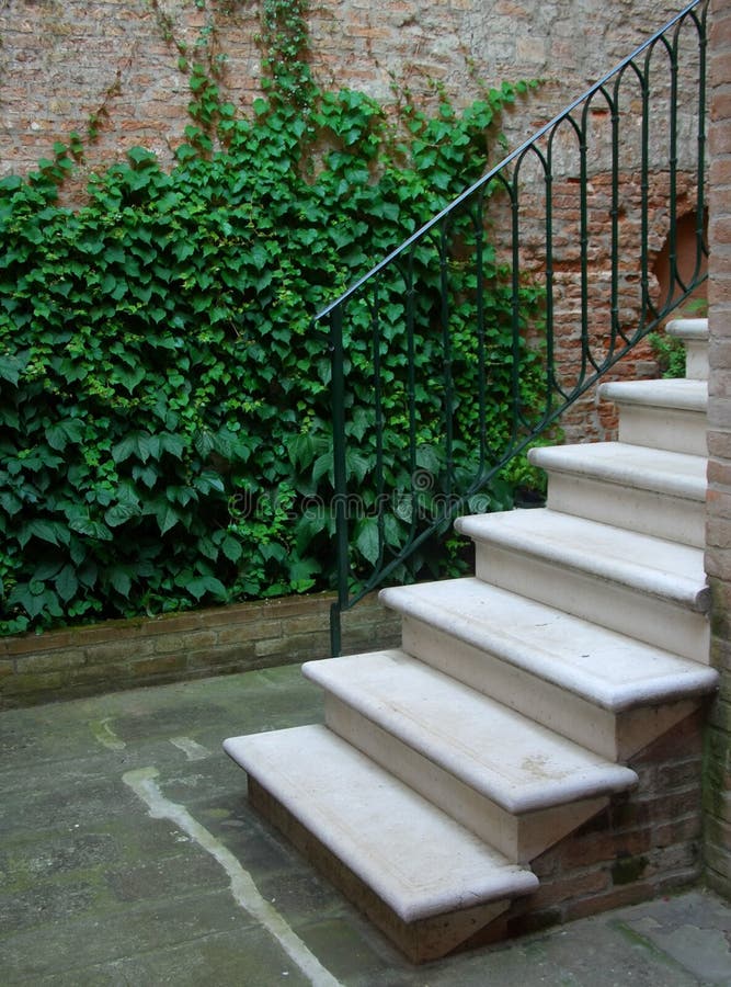 Escaleras externas foto de archivo. Imagen de hierro, hiedra - 5897632