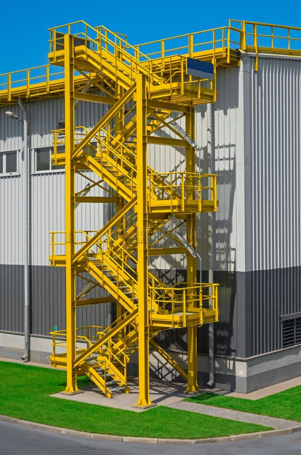Escaleras industriales imagen de archivo. Imagen de seguro - 32866427