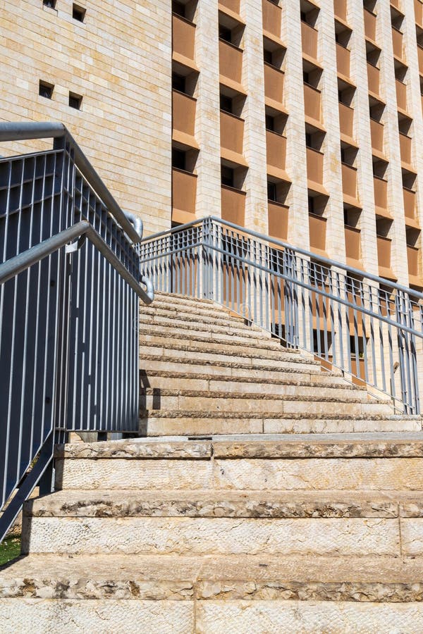 Escaleras Que Llevan a La Entrada Del Edificio Imagen de archivo ...