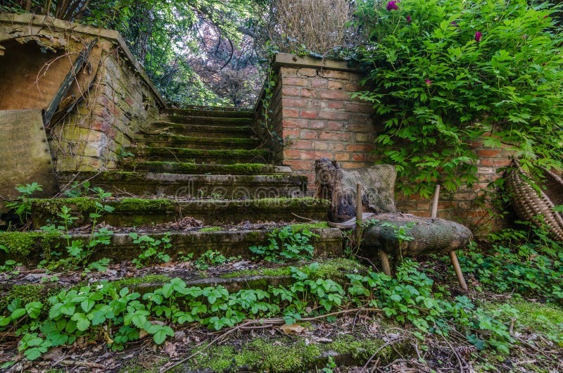 Escaleras Y Butaca En Chalet Imagen de archivo - Imagen de ...