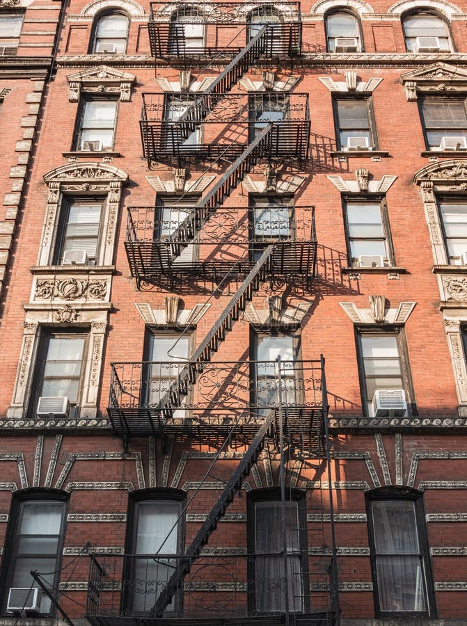 Escaliers de New York image stock. Image of hublots, constructions ...