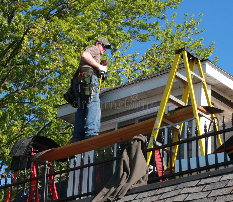 Escalonar La Azotea De La Casa Foto de archivo - Imagen de carpintero ...