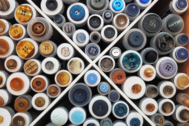Escaparate Con Las Muestras De Diversos Botones Foto de archivo ...