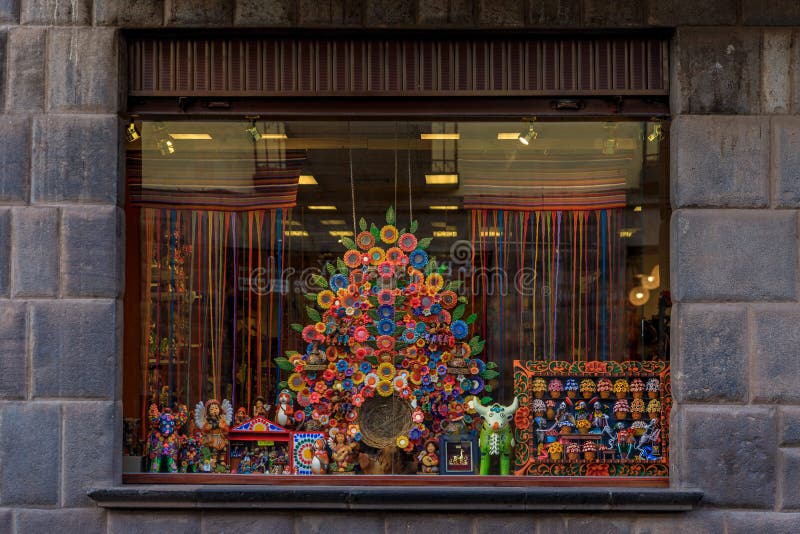 Escaparate De Souvenirs En Cusco Peru Foto de archivo editorial ...