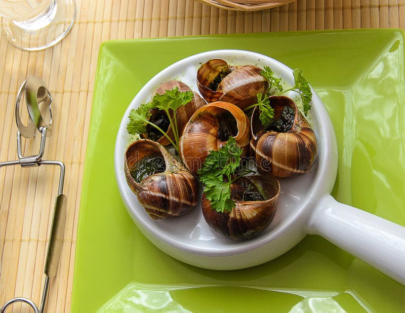 Escargot - Franse Slakken Met Een Knoflook En Kruidsaus Stock ...