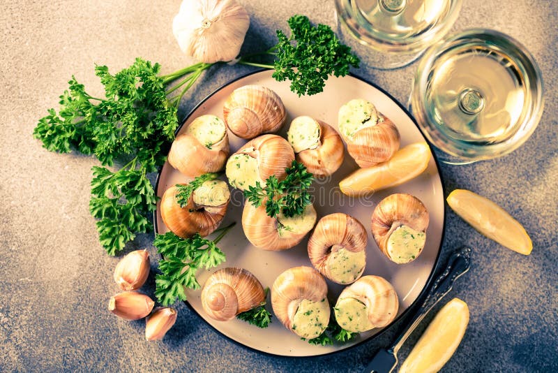Escargots De Bourgogne. Caracoles Con Hierbas Mantequilla. Alimentación ...