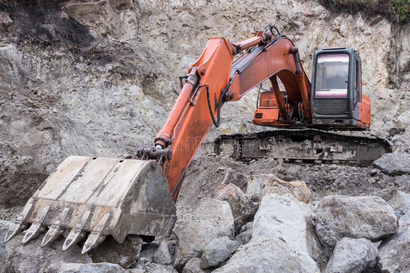 Escavatore in cava immagine stock. Immagine di pala, roccie - 84674691