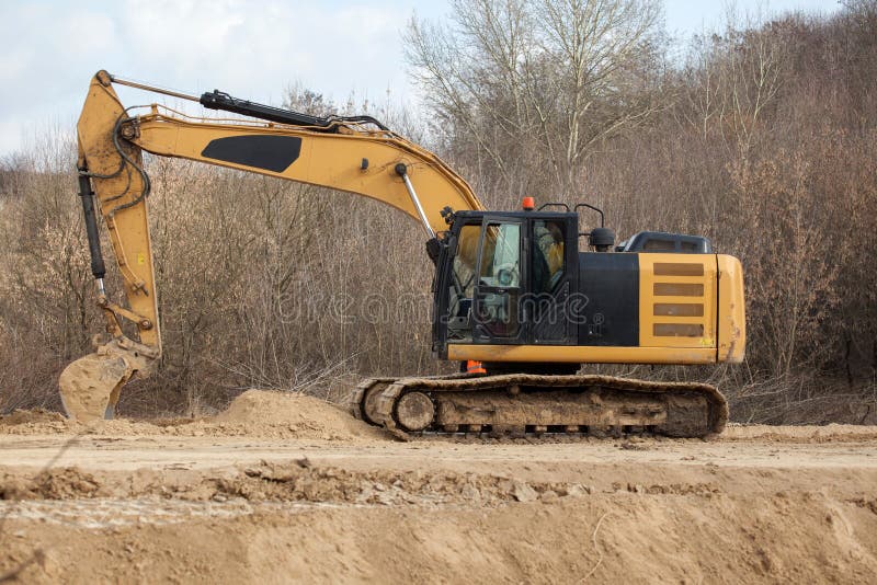 Escavatore nell'azione immagine stock. Immagine di fossa - 33441315