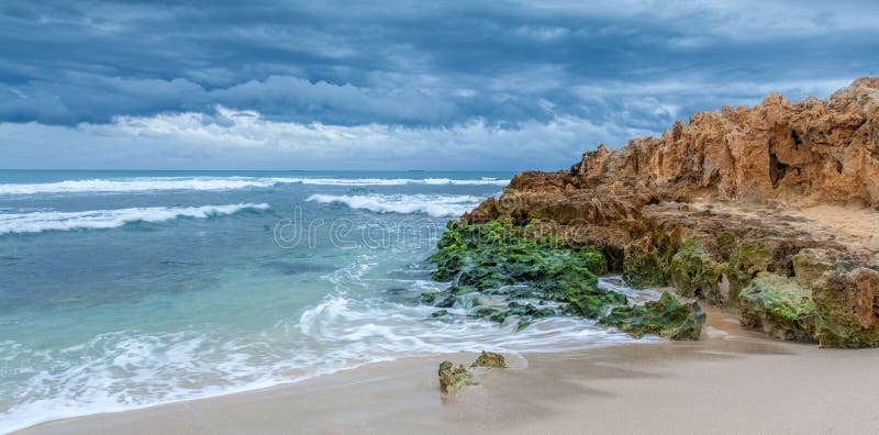 Escena Azul De La Playa Con La Roca Foto de archivo - Imagen de roca ...