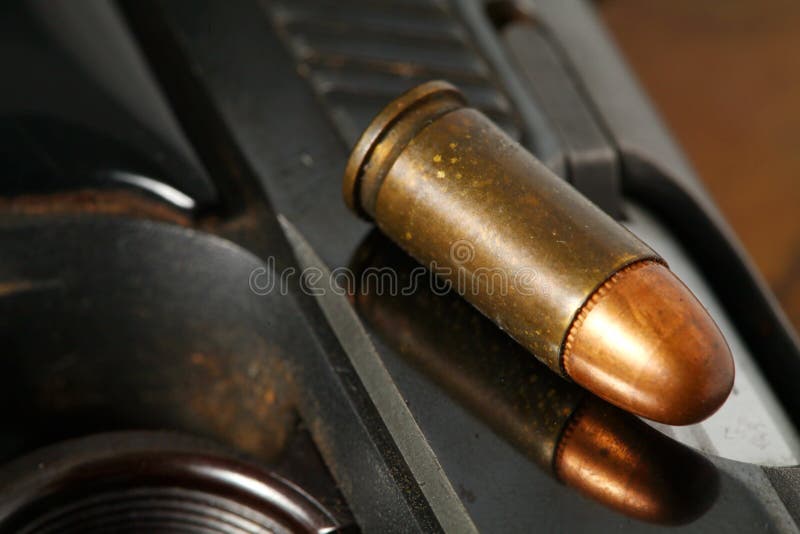 Escena Del Arma Y De La Bala Imagen de archivo - Imagen de negro, metal ...