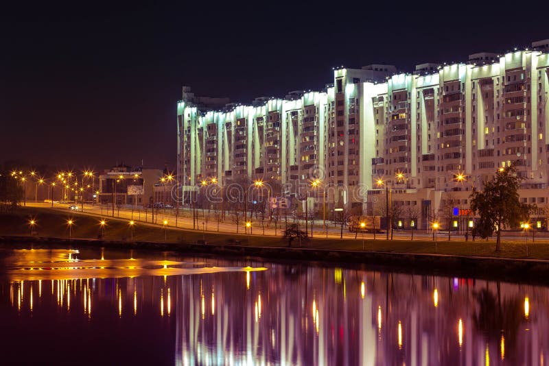 Escena De La Noche Con El Edificio Iluminado En La Orilla Fotografía ...