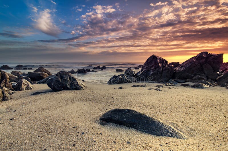 Escena Hermosa De La Playa Rocosa Imagen de archivo - Imagen de cielo ...