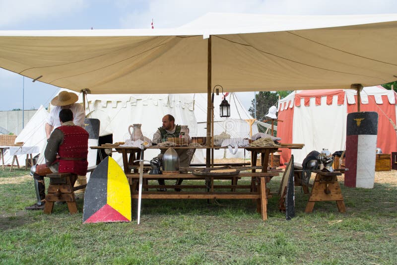 Escenas De La Vida Medieval En Un Campo De Tiendas Foto de archivo ...