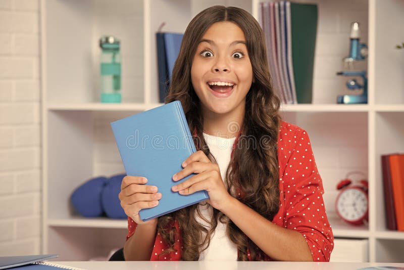 Escolar Adolescente Con Libro Listo Para Aprender Cara Emocionada