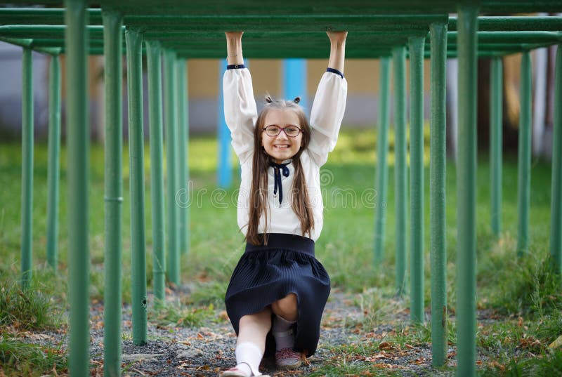 Escolar En El Patio De Recreo Foto de archivo - Imagen de atractivo ...