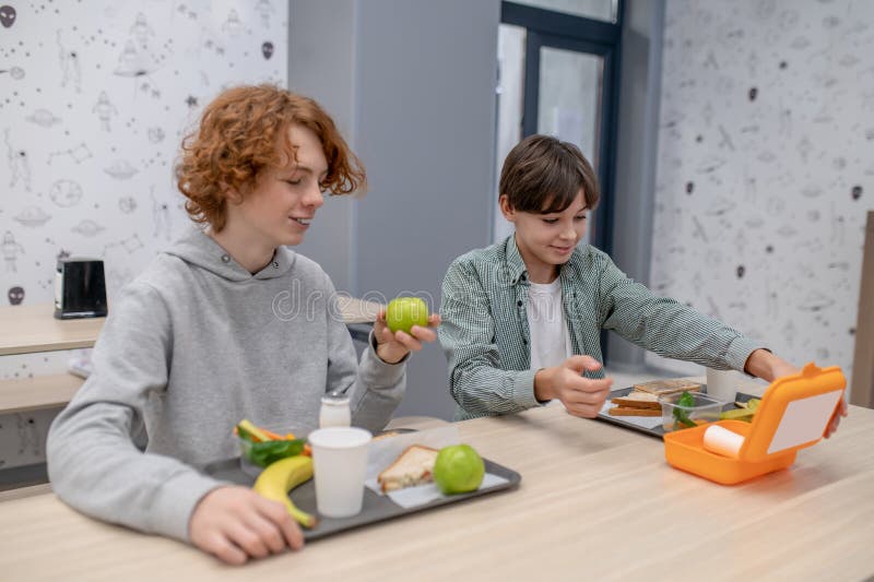 Escolares Almorzando En El Comedor Escolar Imagen de archivo - Imagen ...