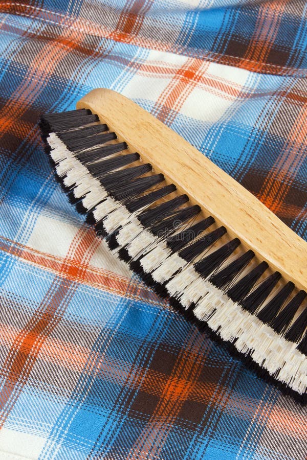 ESCOVA DE MADEIRA PARA a ROUPA DE LIMPEZA Foto de Stock - Imagem de ...