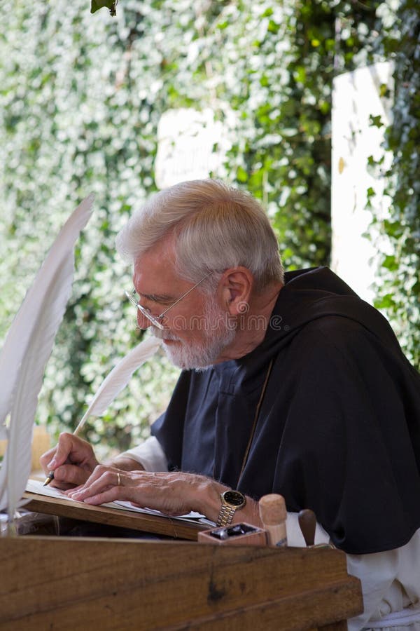 Escrita Da Monge Do Amanuensis Com Sua Pena Imagem Editorial - Imagem ...