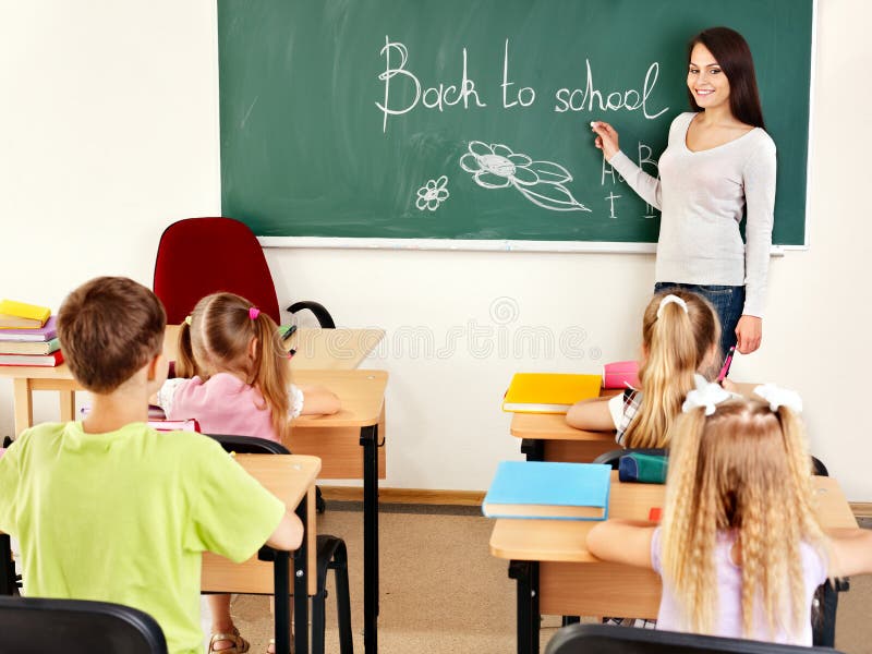 Escrita Do Professor No Quadro-negro Na Sala De Aula Foto de Stock ...