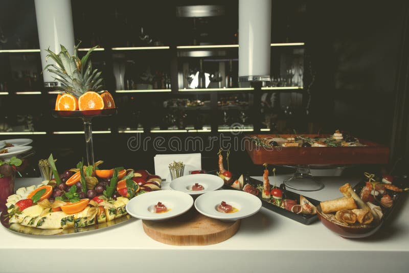 Escritorio Con La Comida Fría Del Aperitivo Foto de archivo - Imagen de ...