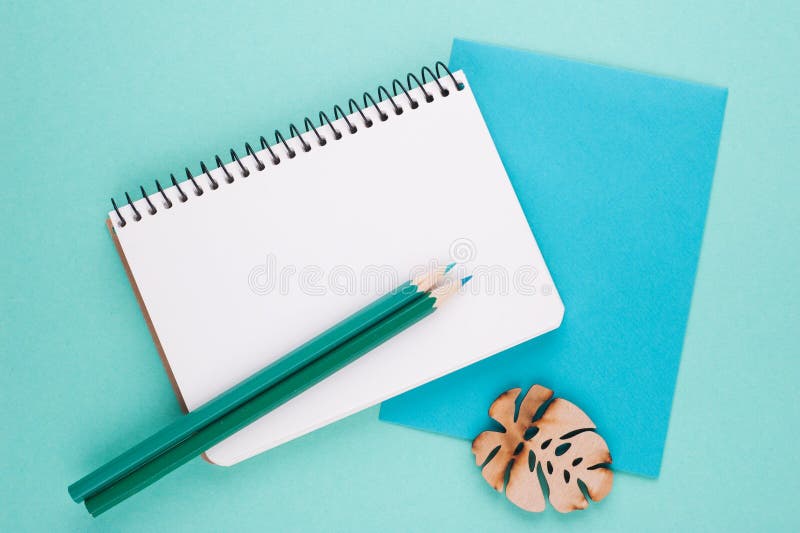 Escritorio De Trabajo Del Verde Menta Con El Sobre Imagen de archivo ...