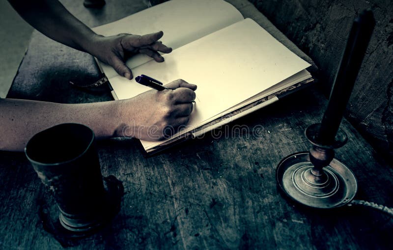 Escritorio Medieval Viejo Con La Pluma Y El Libro Foto de archivo ...